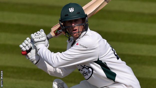 County Championship: Richard Oliver hits century for Worcs - BBC Sport