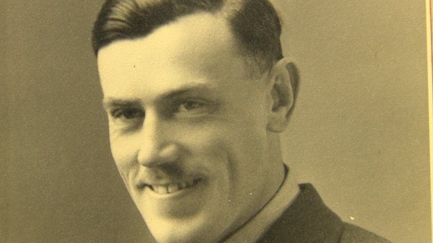 Eric Hunter: Daughter of WW2 pilot visits Belfast grave over 70 years ...