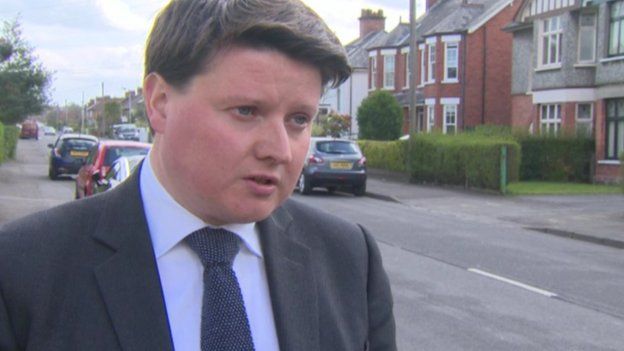 Election 2015: Poster war in key battleground of South Belfast - BBC News