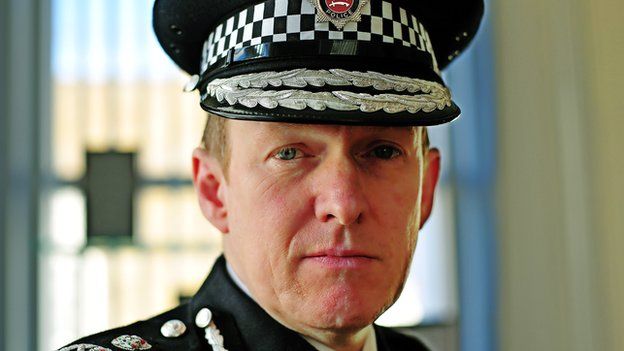 Essex Police sacks two of its officers after they are convicted - BBC News