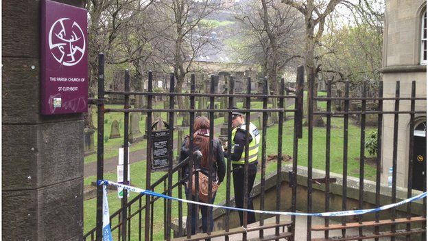 Body found in Edinburgh city centre churchyard - BBC News