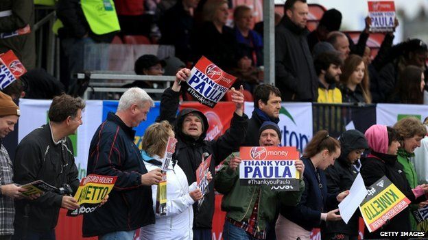 London Marathon: Thousands take part in biggest race - BBC News