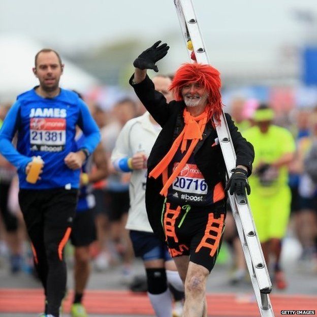 In pictures: London Marathon runners - BBC News
