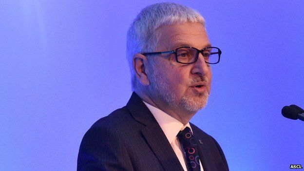 Top teachers' pay freeze unfair to heads, says union - BBC News