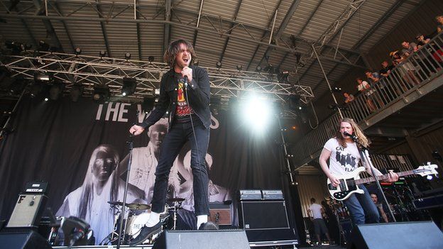 The Vaccines: How to be the best live band - BBC News