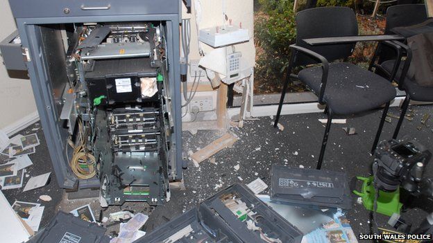 Burglars who blew up cash machines and stole £80,000 are jailed - BBC News