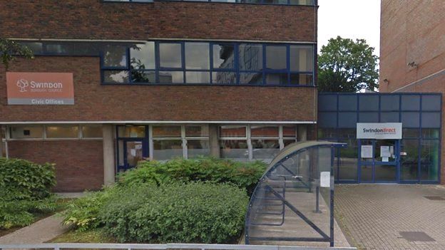 Swindon votes for three new parish councils in town - BBC News