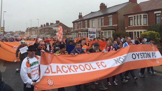 Blackpool fans stage Oyston protest at final match - BBC News