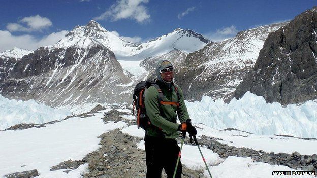 Nepal earthquake: Mountaineer Gareth Douglas back in UK - BBC News