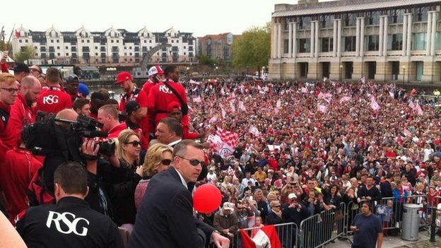 Bristol City success celebrated with open-top bus parade - BBC News