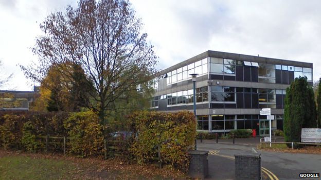 Droitwich Spa High School asbestos-find forces closure - BBC News
