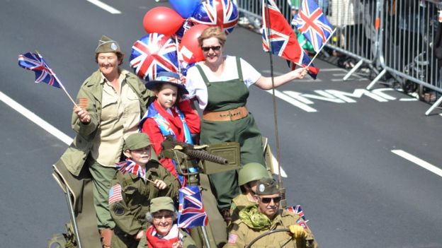 Alderney remembers 75th anniversary of evacuation - BBC News