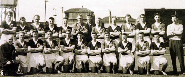 Former Scotland and Charlton defender John Hewie dies - BBC Sport