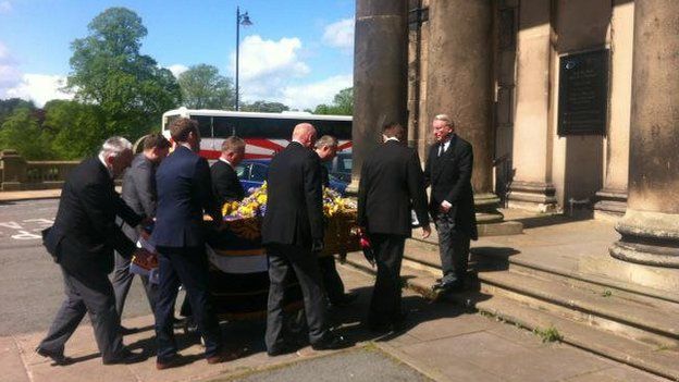Colin Bloomfield: BBC Radio Derby presenter funeral held - BBC News