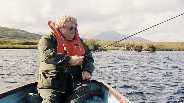 Derek Davis: Former BBC and RTÉ broadcaster dies aged 67 - BBC News