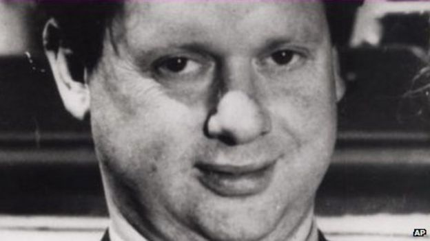 'Lost' Dylan Thomas notebook on display in Swansea - BBC News