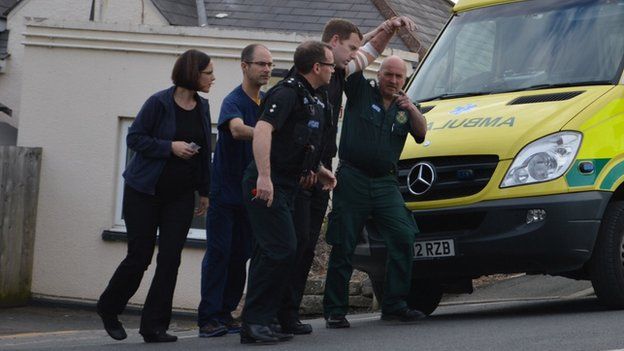Kingsbridge siege police 'injured with electrical power tools' - BBC News