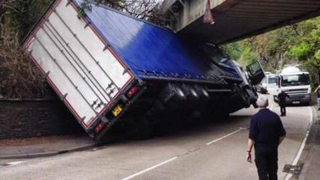 Road closure after lorry trapped under Gwynedd bridge - BBC News