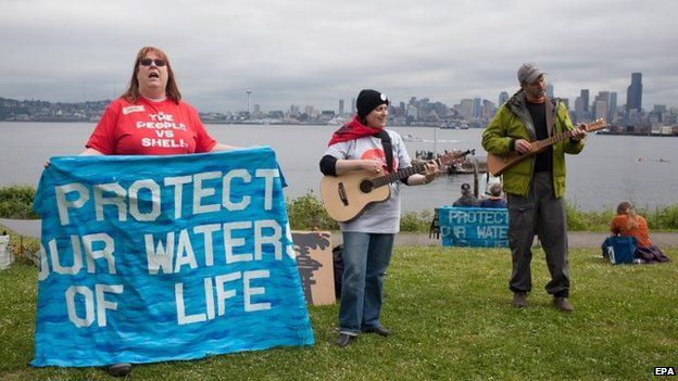 'Paddle in Seattle' Arctic oil drilling protest - BBC News