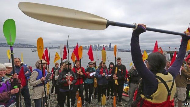 'Paddle in Seattle' Arctic oil drilling protest - BBC News