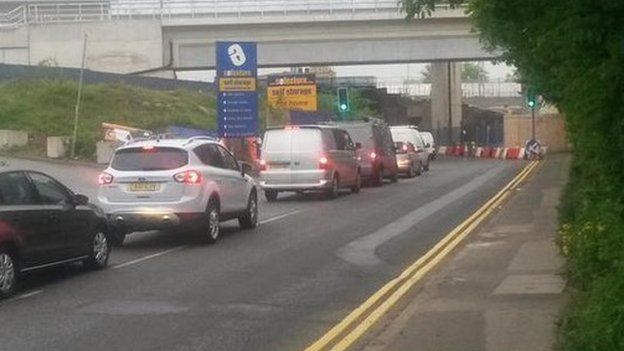 Reading Bridge closure causes traffic disruption - BBC News