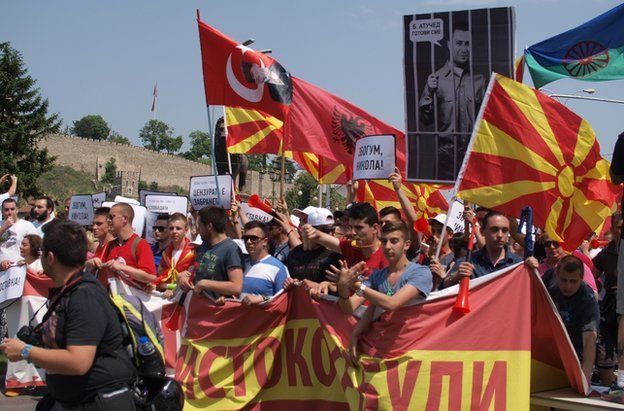 Macedonia's massed protesters turn heat on PM Gruevski - BBC News