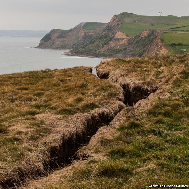 Dorset Jurassic coast cliff crack causes concern - BBC News