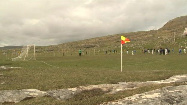 Eriskay's bumpy football pitch wows Fifa - BBC News