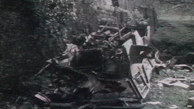 Dibbles Bridge coach crash 40th anniversary marked - BBC News