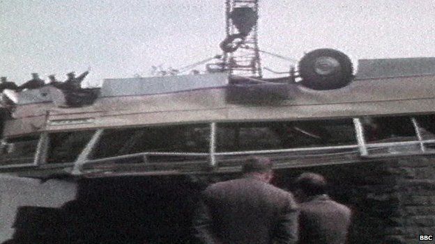Dibbles Bridge coach crash 40th anniversary marked - BBC News