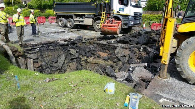 Leicester road closed after 'trunk' water pipe bursts - BBC News