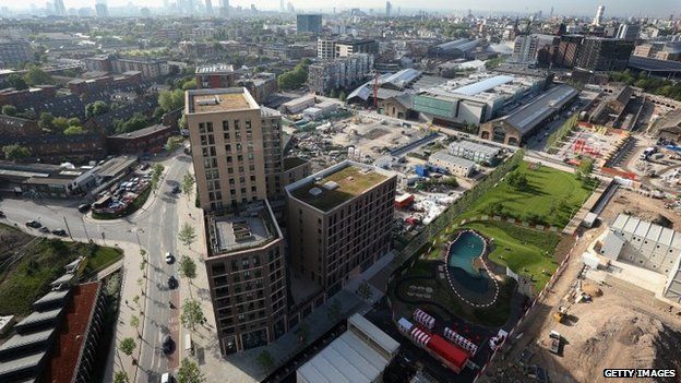 Art installation bathing pond opens in King's Cross - BBC News