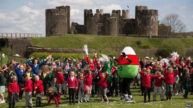 15,000 set to compete at Urdd Eisteddfod in Caerphilly - BBC News