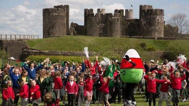 Bridgend Urdd Eisteddfod festival begins in Pencoed - BBC News