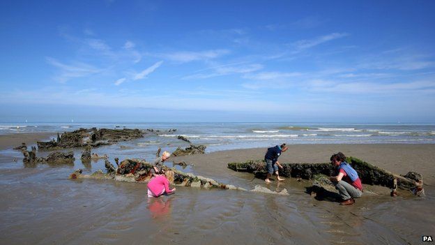 Dunkirk tribute to hundreds killed on MV Crested Eagle - BBC News