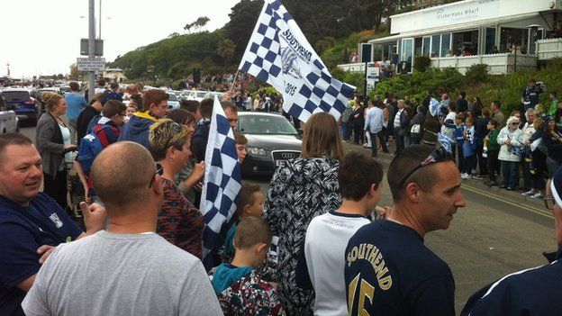 Southend United's promotion rewarded with bus parade - BBC News