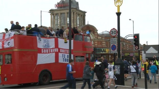 Southend United's promotion rewarded with bus parade - BBC News