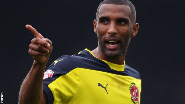 Nathan Pond: Fleetwood defender agrees to stay for 12th season - BBC Sport