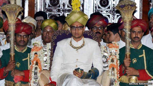 India's Mysore crowns new maharaja Yaduveer Wadiyar - BBC News
