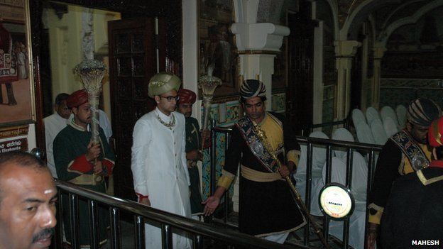 India's Mysore crowns new maharaja Yaduveer Wadiyar - BBC News