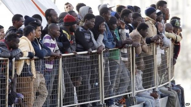 Mediterranean migrant crisis: Hundreds rescued off Sicily - BBC News