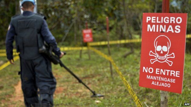 Mine clearance by army and Farc starts in Colombia - BBC News