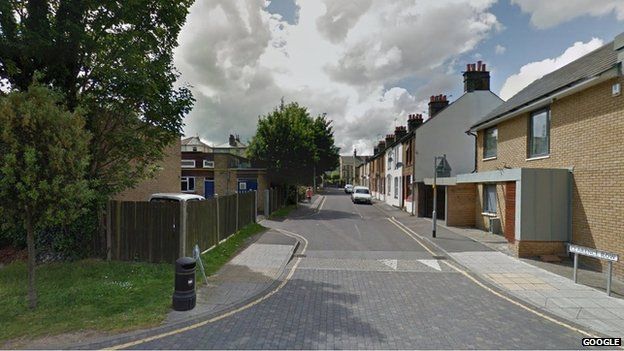 Three murder arrests after body found in Gravesend - BBC News