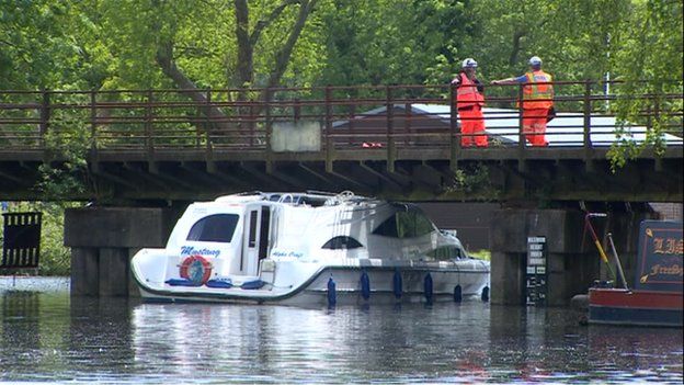 Norwich: Safety warning after Broads boat hits railway bridge - BBC News