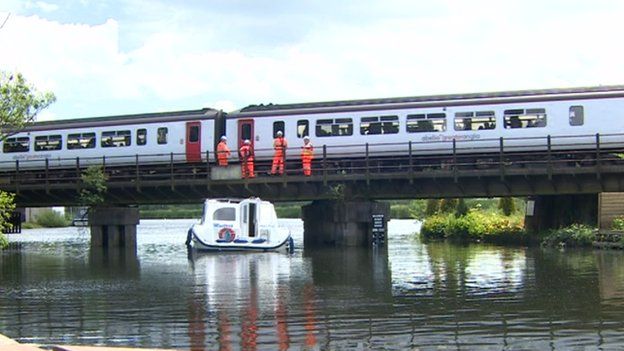 Norwich: Safety warning after Broads boat hits railway bridge - BBC News