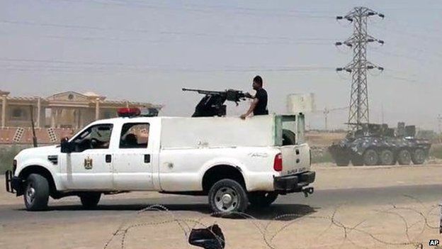 Iraq: Islamic State bomb attack 'kills 45 police officers' - BBC News