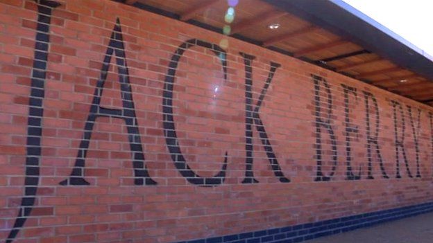 Princess Anne opens Jack Berry injured jockey centre in Malton - BBC News