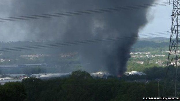 Bridgend fire: 1,000 gas cylinders 'no longer a risk' - BBC News