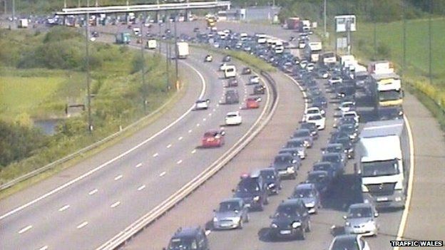 45-mile M4 queues ease as Cardiff hosts One Direction and Manics - BBC News