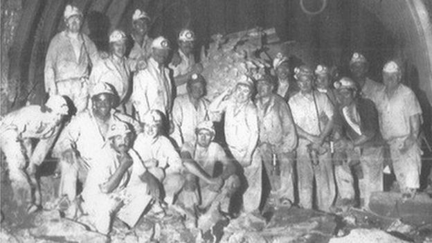 Gedling Colliery miners mark 25 years since pit closure - BBC News